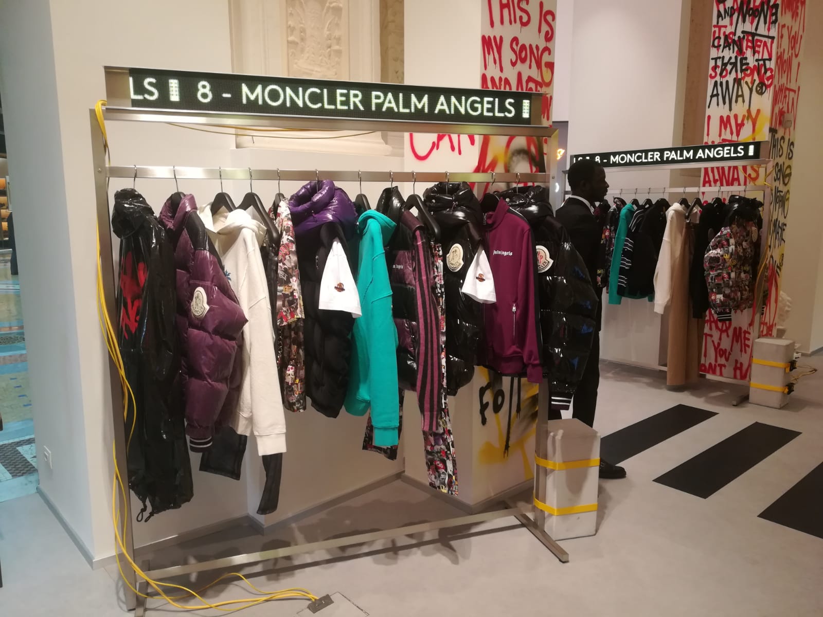 Moncler apre a Milano il temporary store “House of Genius” - Retail ...