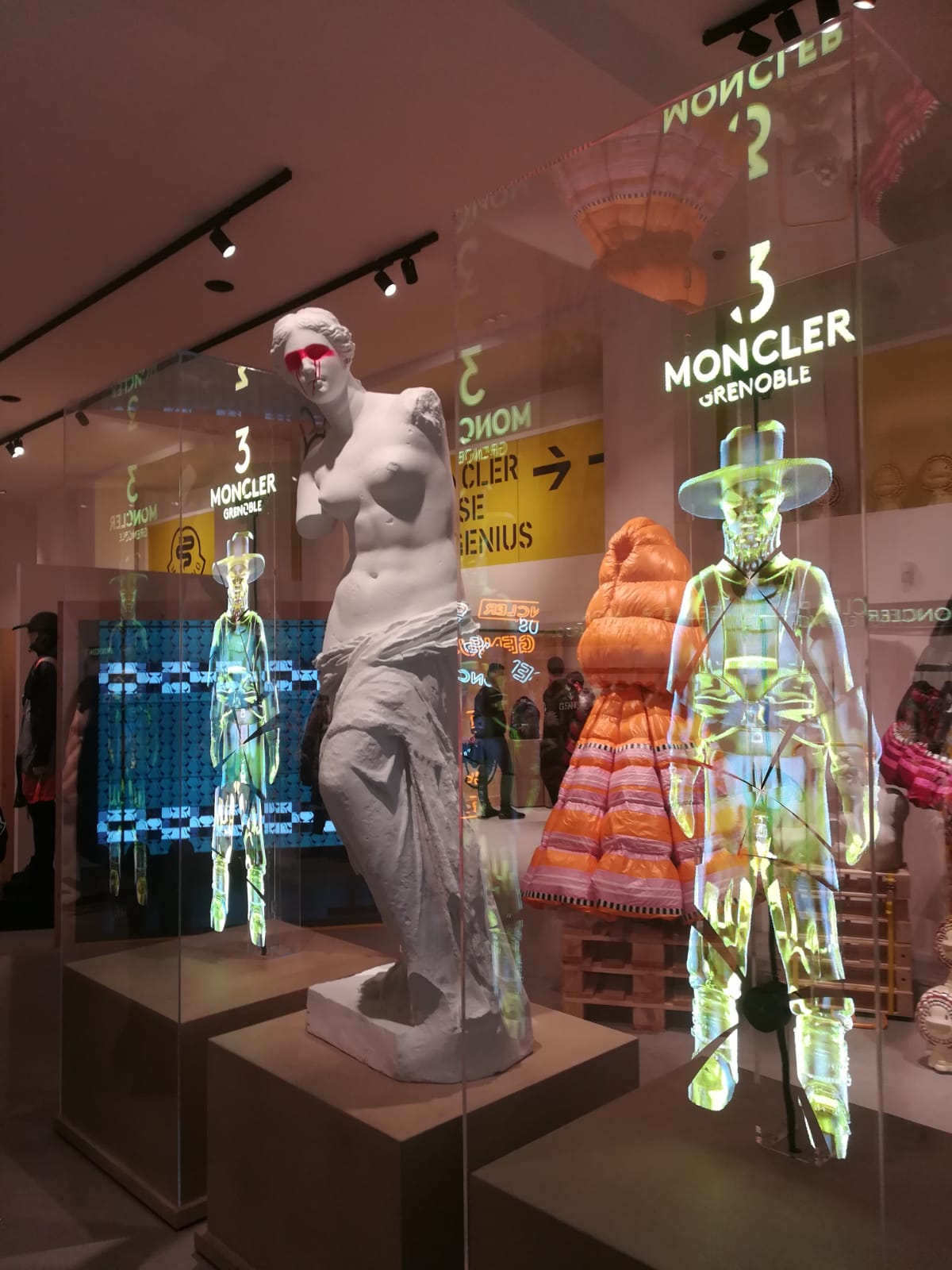 Moncler apre a Milano il temporary store “House of Genius” - Retail ...